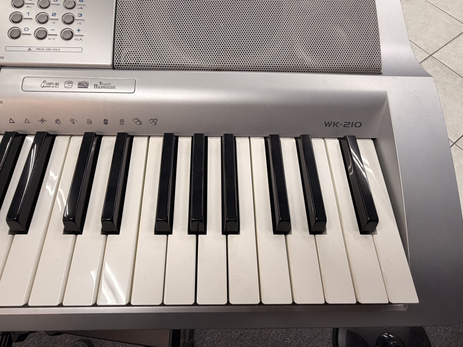 Casio WK-210｜76 鍵二手電子琴出清只要 $1,800！ - 音樂城市樂器
